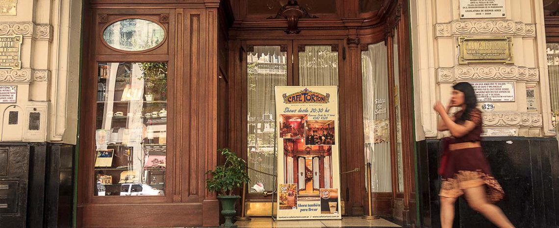 El clásico Café Tortoni, el mas antiguo de Buenos Aires - Tripin